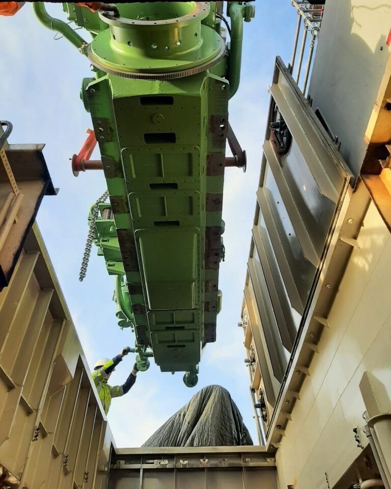World's first: Port of Antwerp-Bruges 1st methanol tug gets fitted with ...
