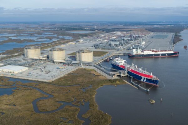Commonwealth LNG and Woodside sign two binding LNG supply deals ...
