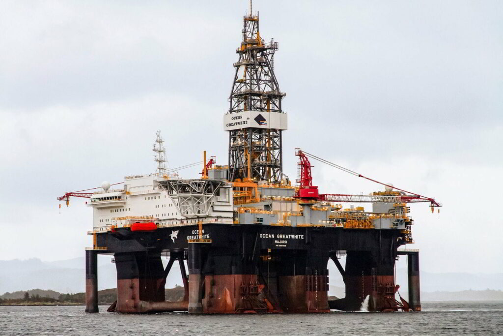 Diamond Offshore's giant semi-sub rig reaches UK - Offshore Energy