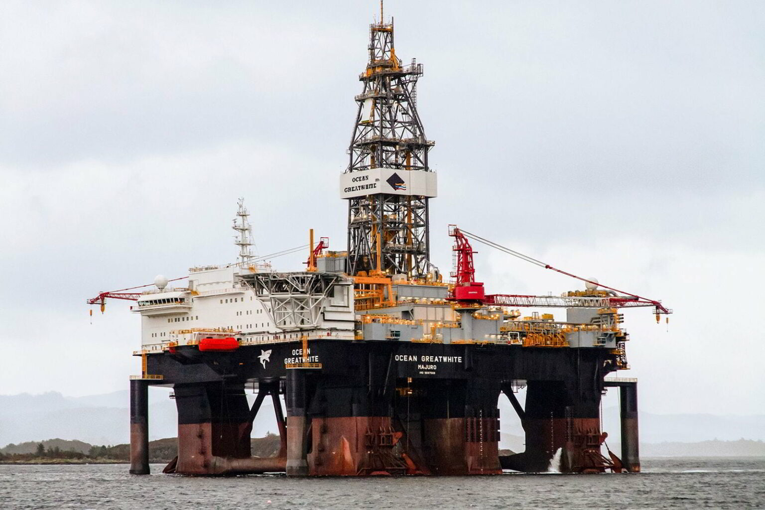 Diamond Offshore's giant semi-sub rig reaches UK - Offshore Energy