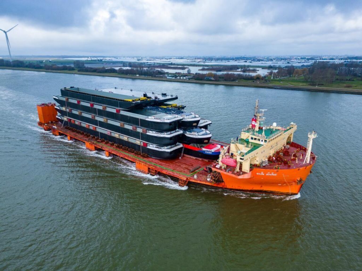 Hull of the world's 1st inland hydrogen vessel reaches Rotterdam ...