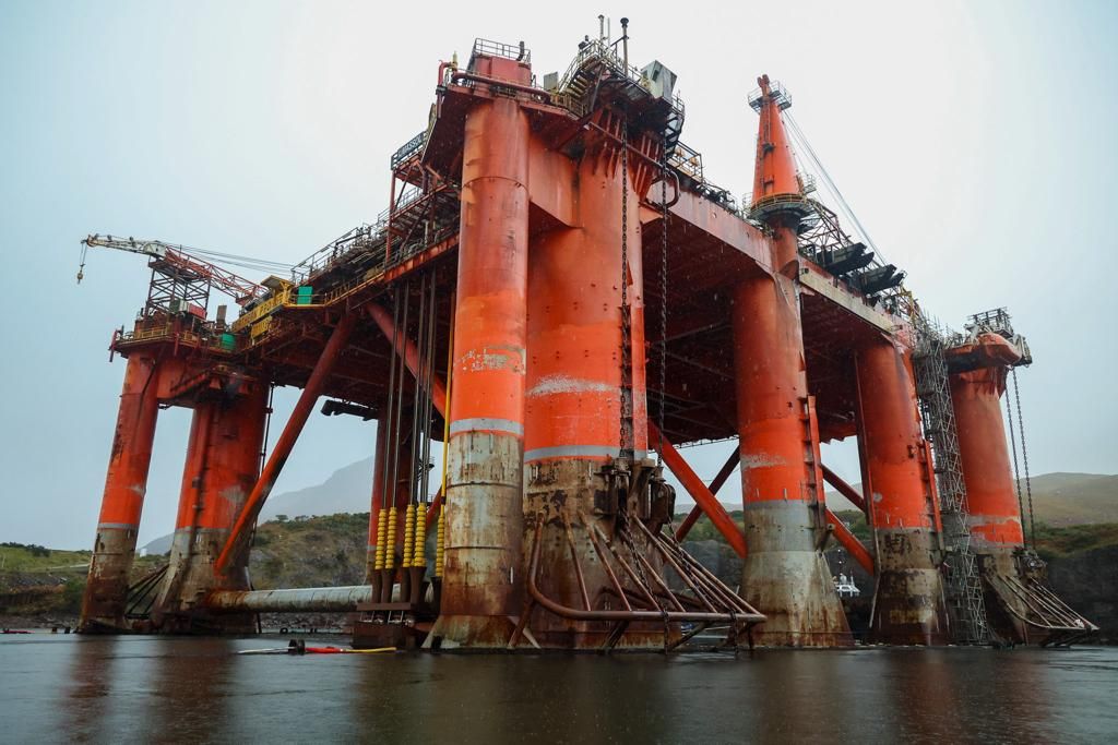 Gallery: 47-year-old rig converted into FPF enters UK port’s dry dock ...