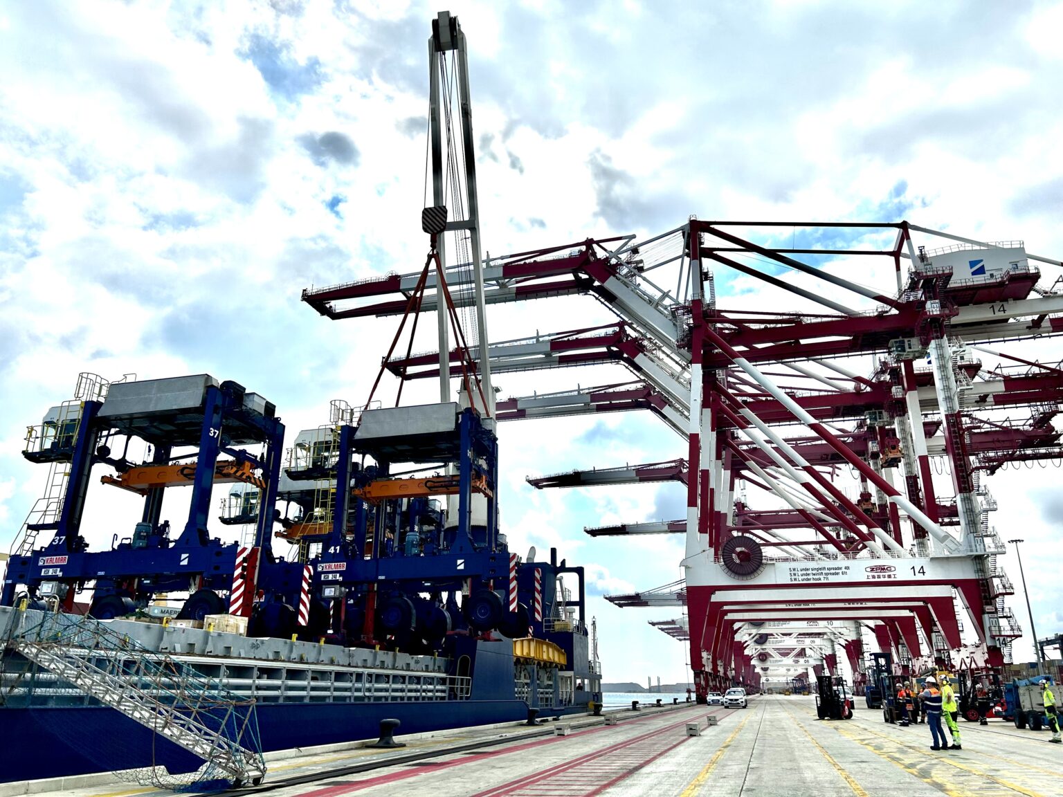 Hutchison Ports' BEST terminal receives new hybrid equipment - Offshore ...