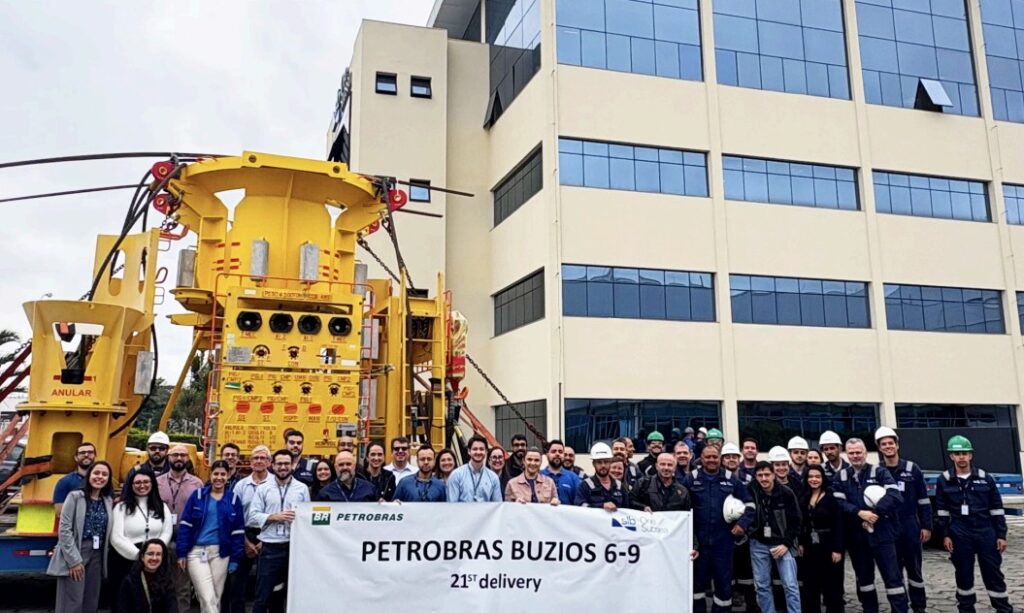 8th FPSO starts making its way to Petrobras' largest producing field ...