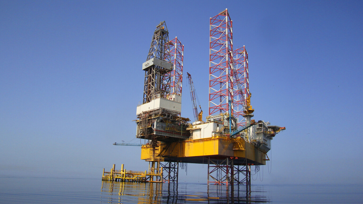 Newbuild jack-up rig leaves UAE yard and sets sail to Saudi Arabia ...